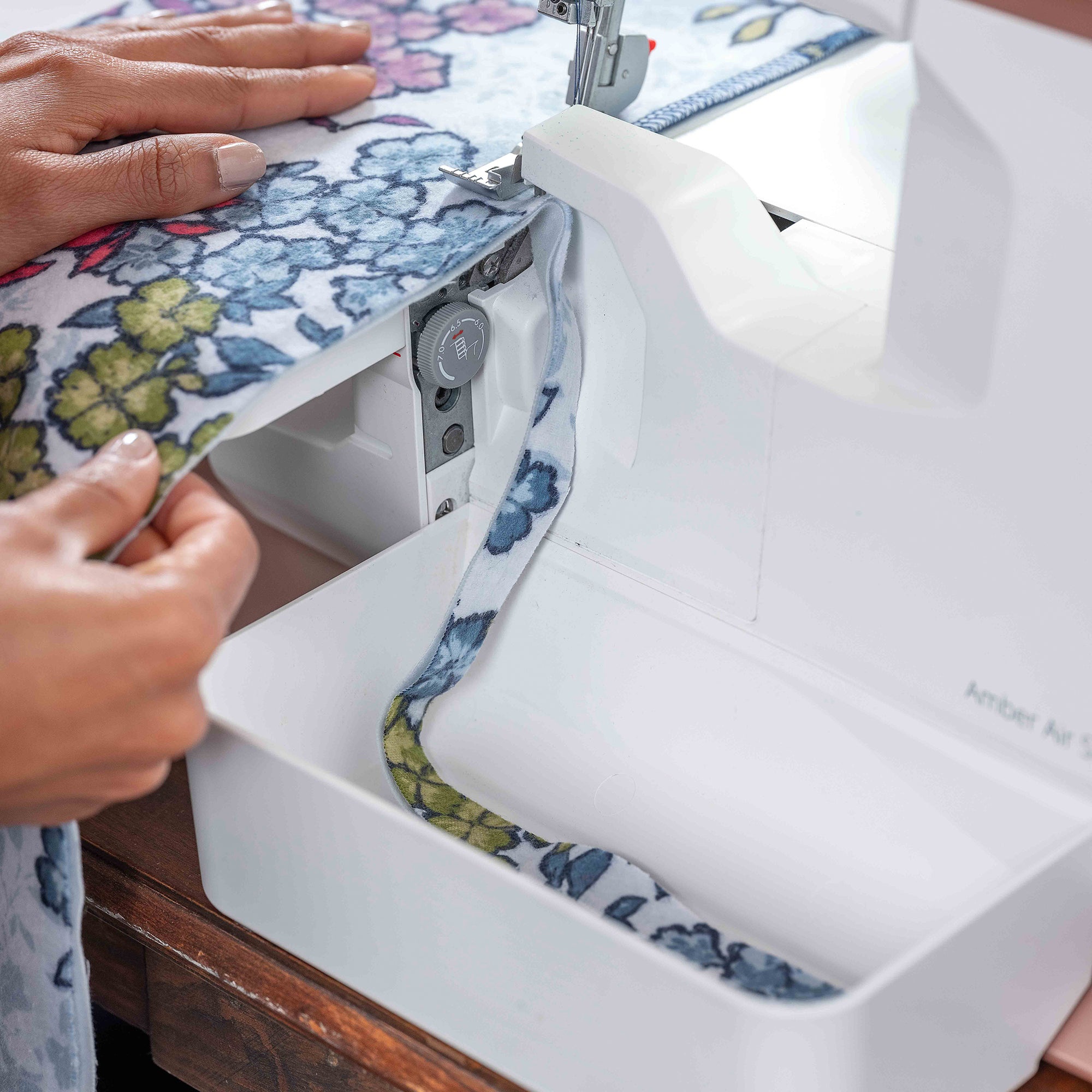 Husqvarna Viking Amber Air S600 Serger & Coverstitch Combo