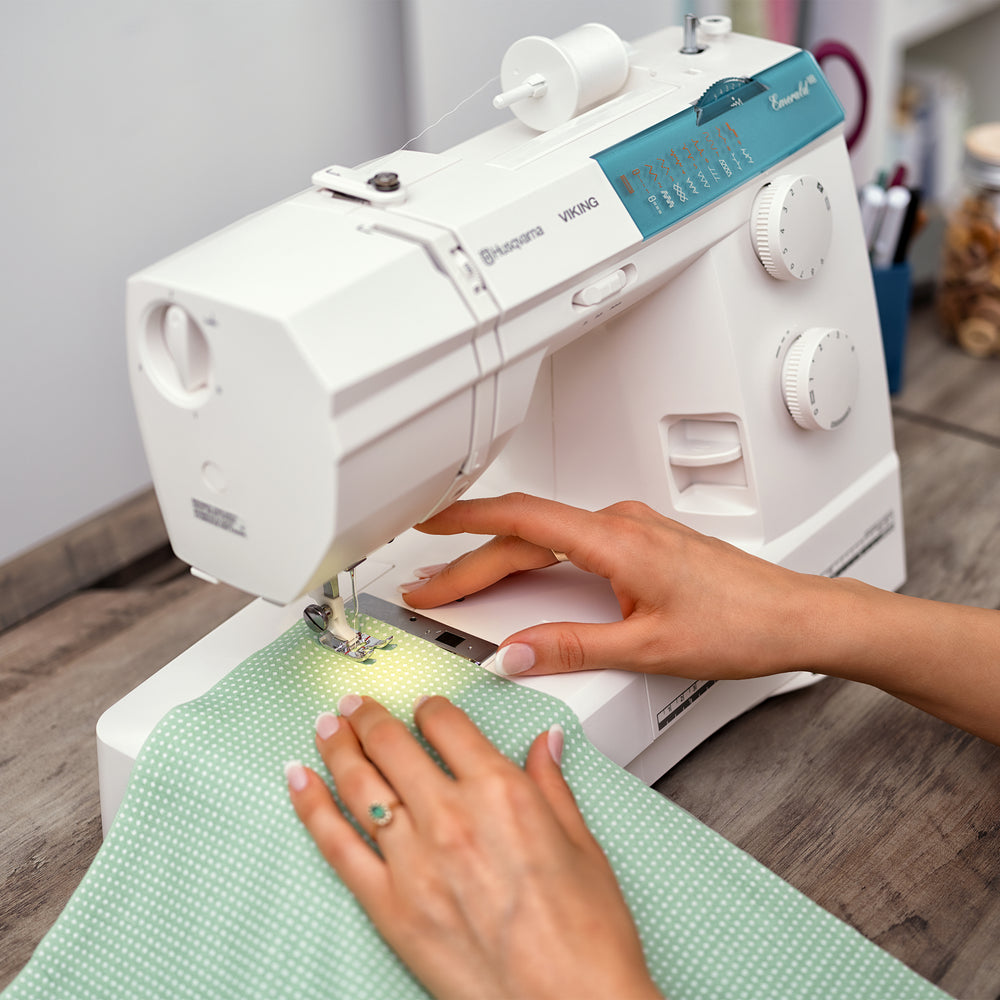 Husqvarna Viking Emerald 118 Sewing Machine