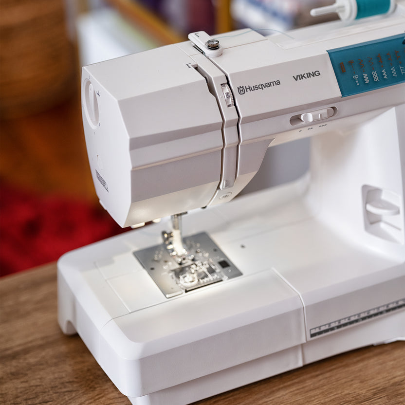 Husqvarna Viking Emerald 118 Sewing Machine