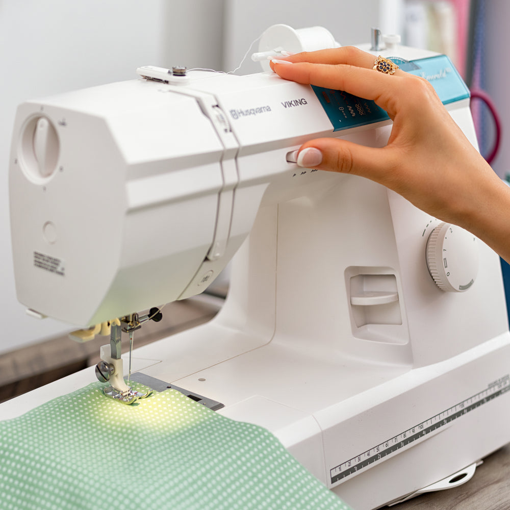 Husqvarna Viking Emerald 118 Sewing Machine