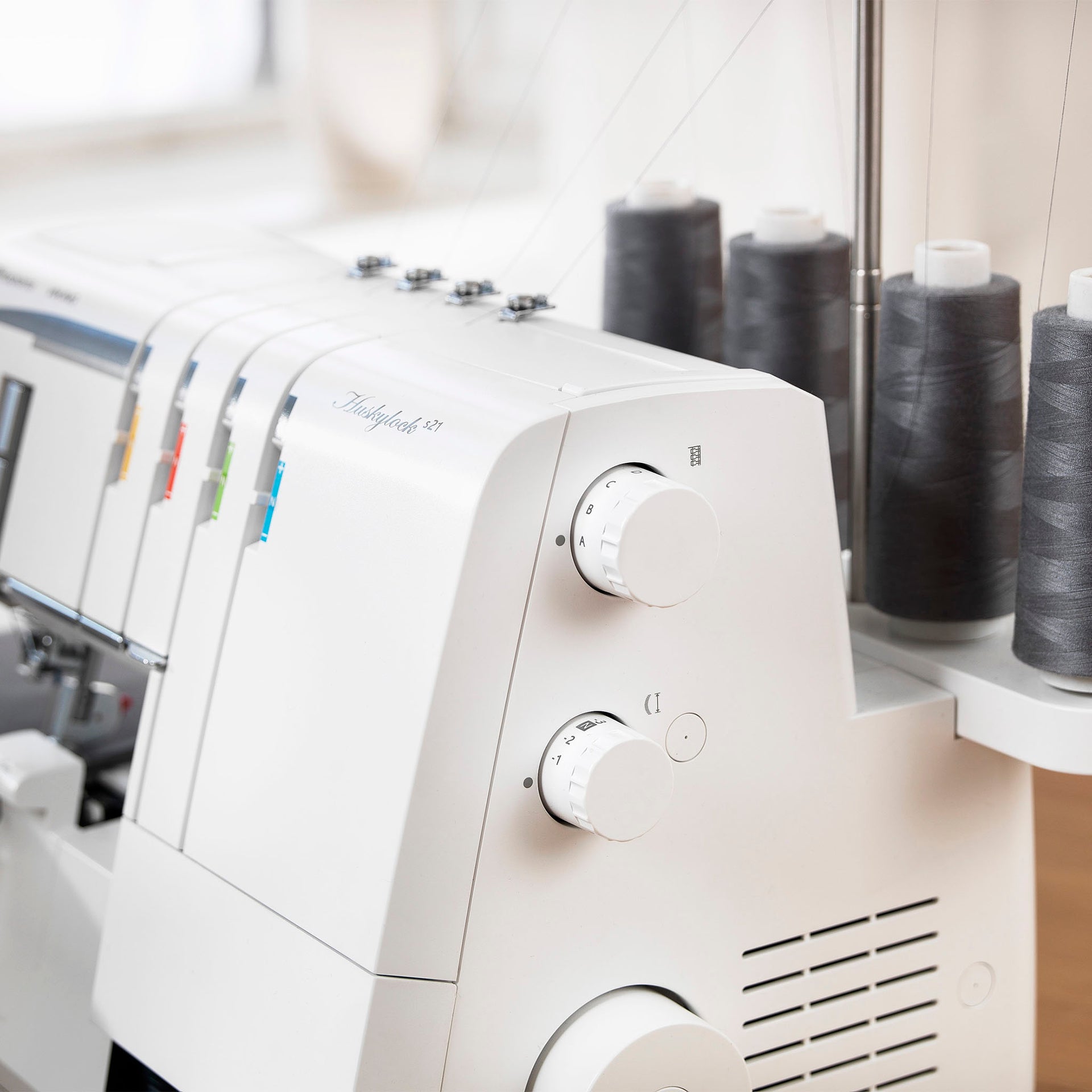 Husqvarna Viking Huskylock S21 Serger